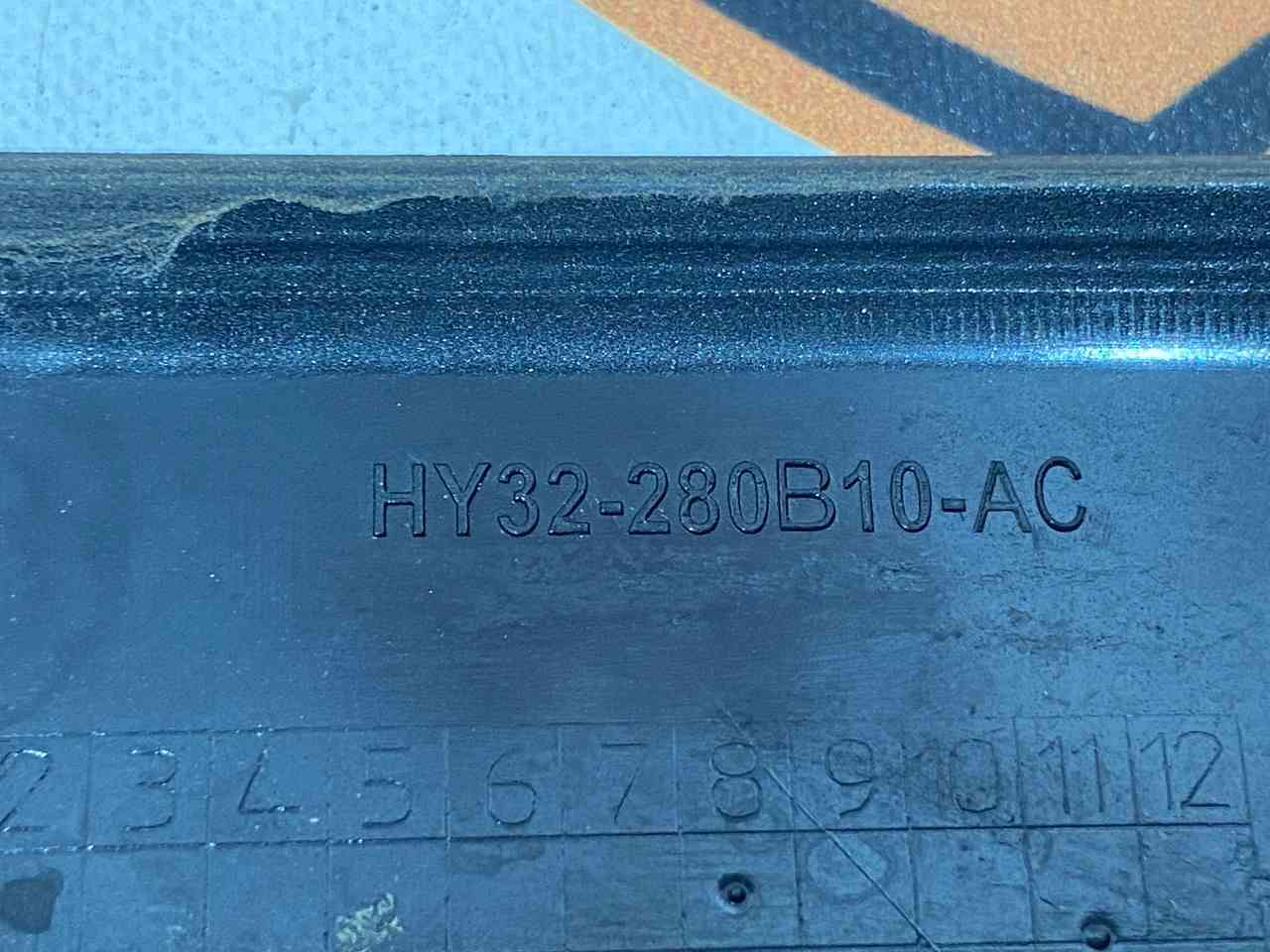 LR083009 Fender molding right Land Rover Discovery 5 used – Used LR.Parts 🛠