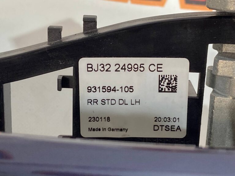 LR108184 rear door handle mounting bracket Land Rover Discovery 5 L462 ...