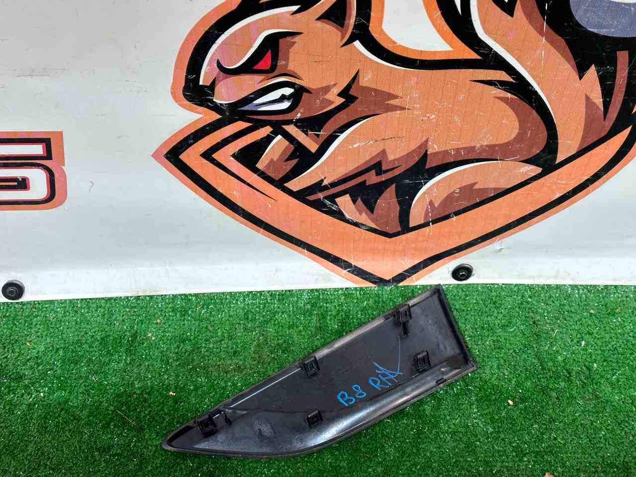 LR083009 Fender molding right Land Rover Discovery 5 used – Used LR.Parts 🛠