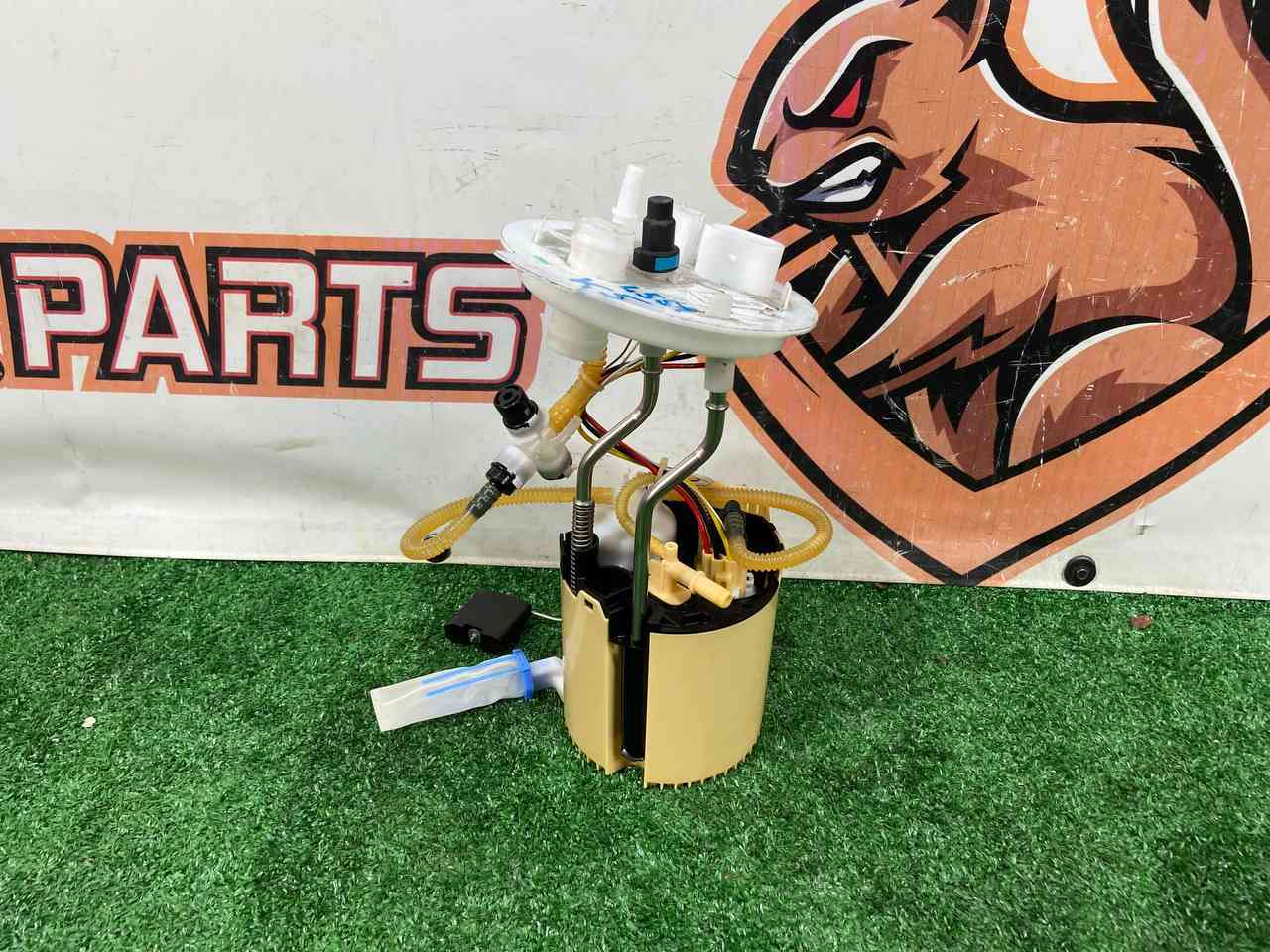 LR136595 Fuel pump assembly Range Rover Evoque New L551 (2019-) used ...