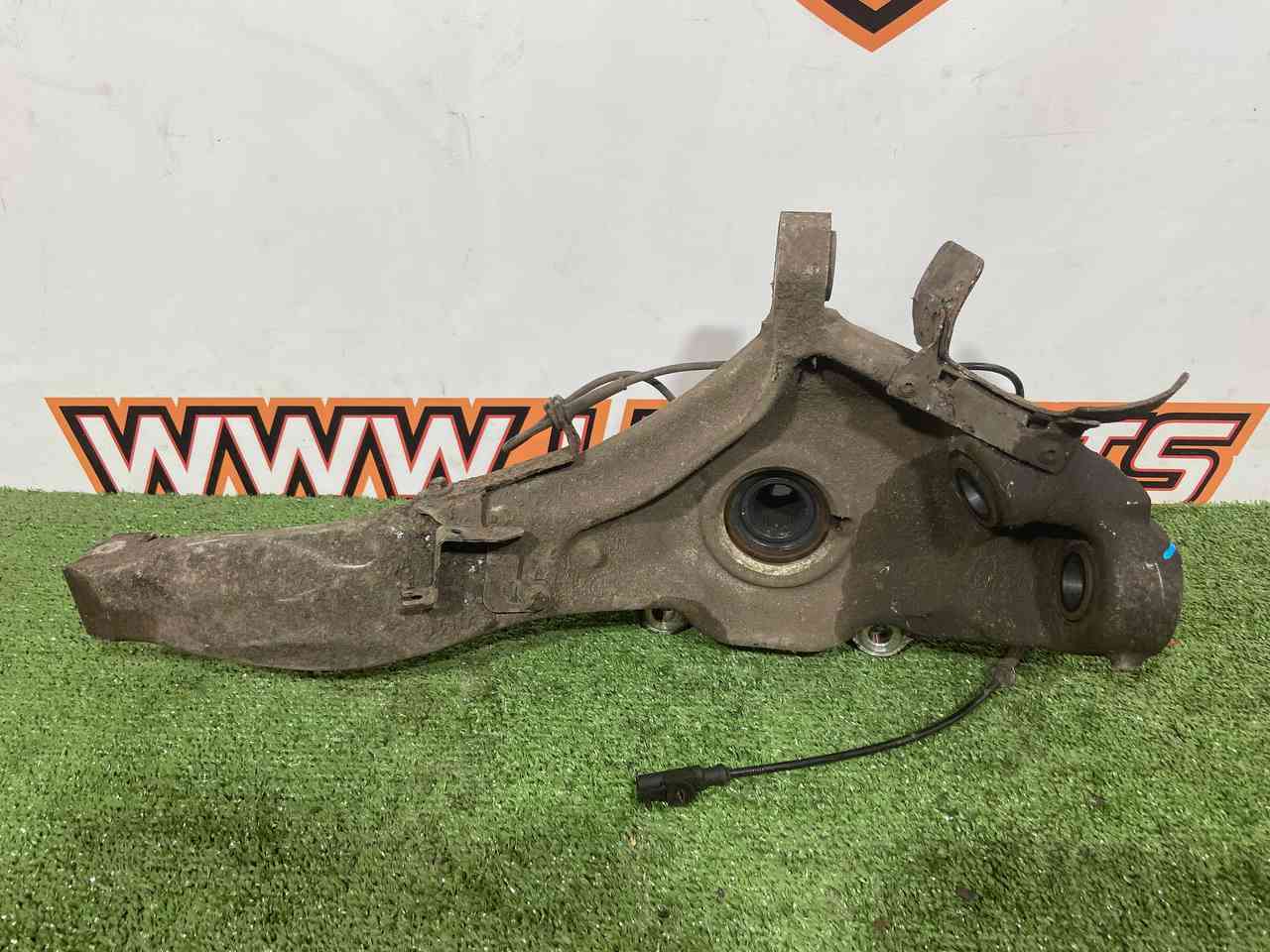 LR146347 Steering knuckle (trunnion) front left Range Rover Sport L494 ...