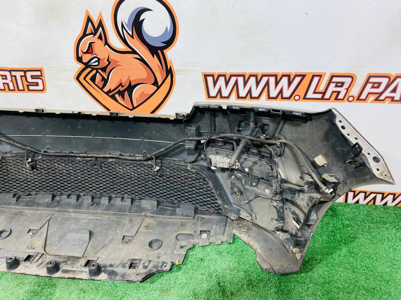 LR137943 Front bumper Range Rover Velar L560 (2018-) Used – Used LR.Parts 🛠
